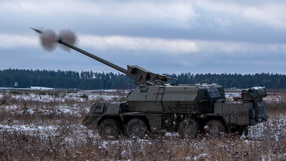 Ukraine to get howitzers from neighbor — RT World News