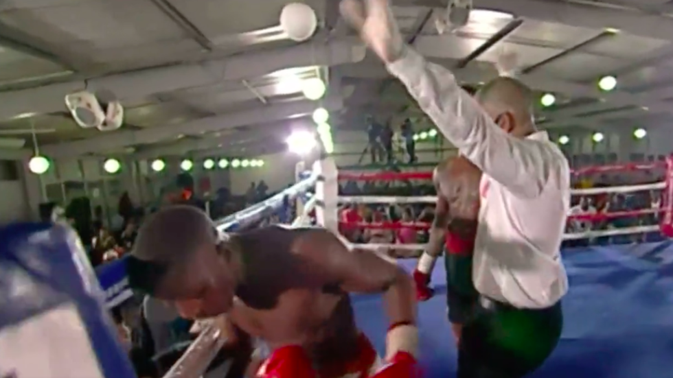 Boxer hospitalized after mid-fight meltdown (VIDEO) — RT Sport News