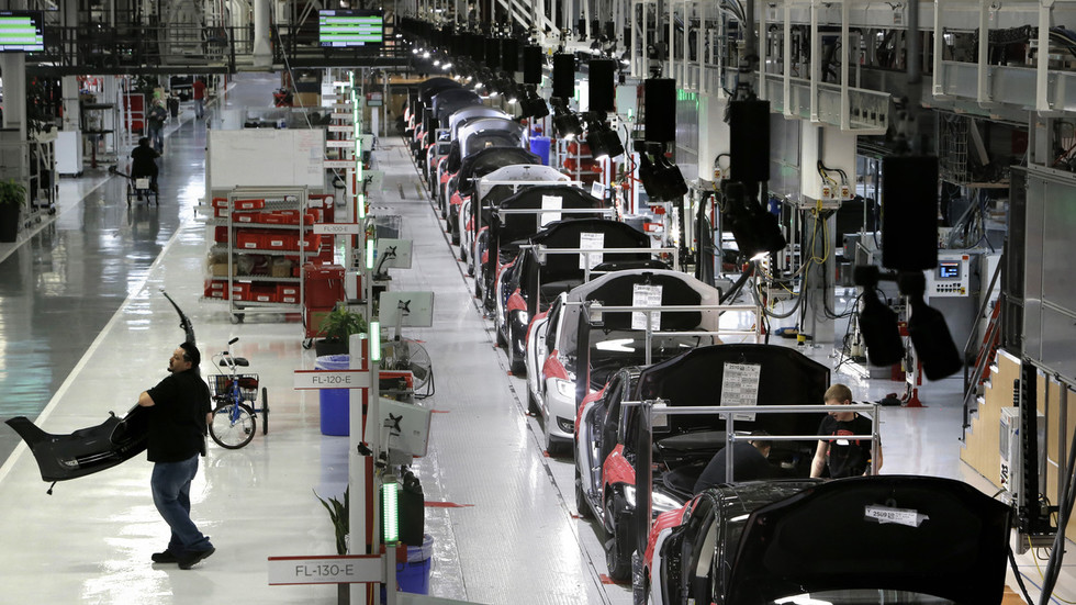 Musk announces big job cuts at Tesla — RT Business News