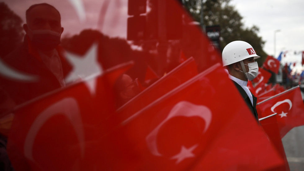 Turkey blocks two major Western news websites — RT World News
