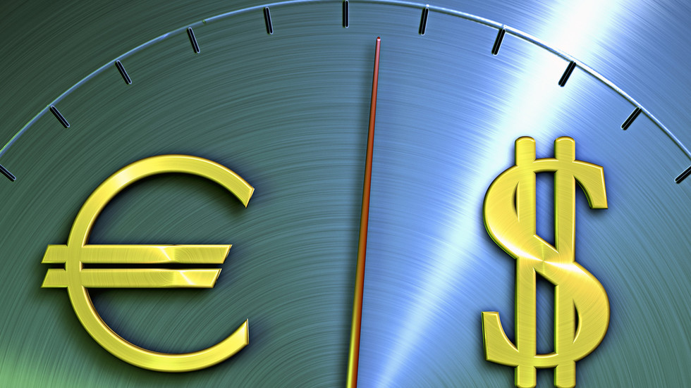 Euro continues slide toward dollar parity — RT Business News