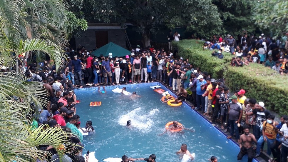 Protesters swim in president’s pool (VIDEOS) — RT World News