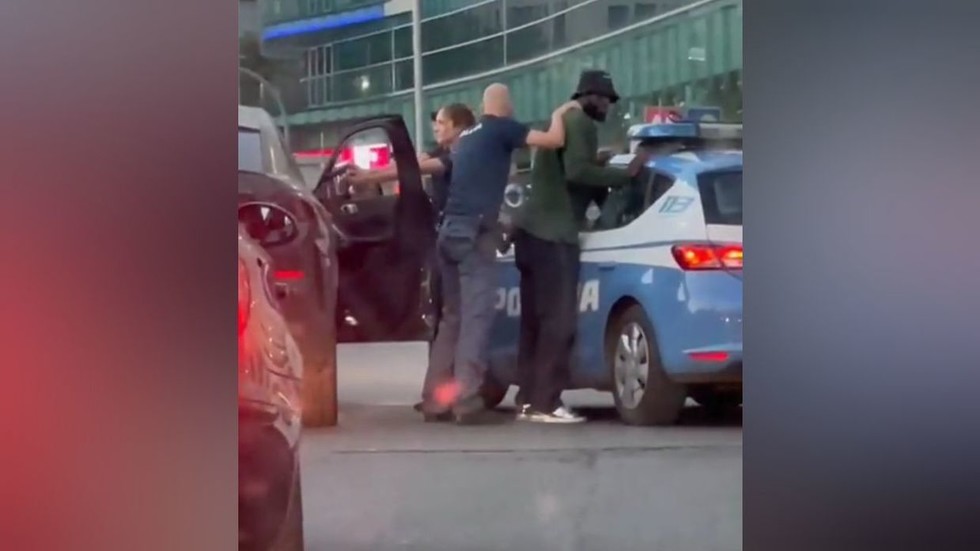 Chelsea star held at gunpoint by Italian police (VIDEO) — RT Sport News