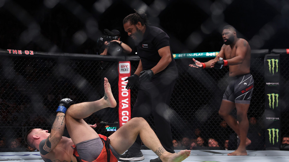Serious injury ends UFC main event after 15 seconds (VIDEO) — RT Sport News