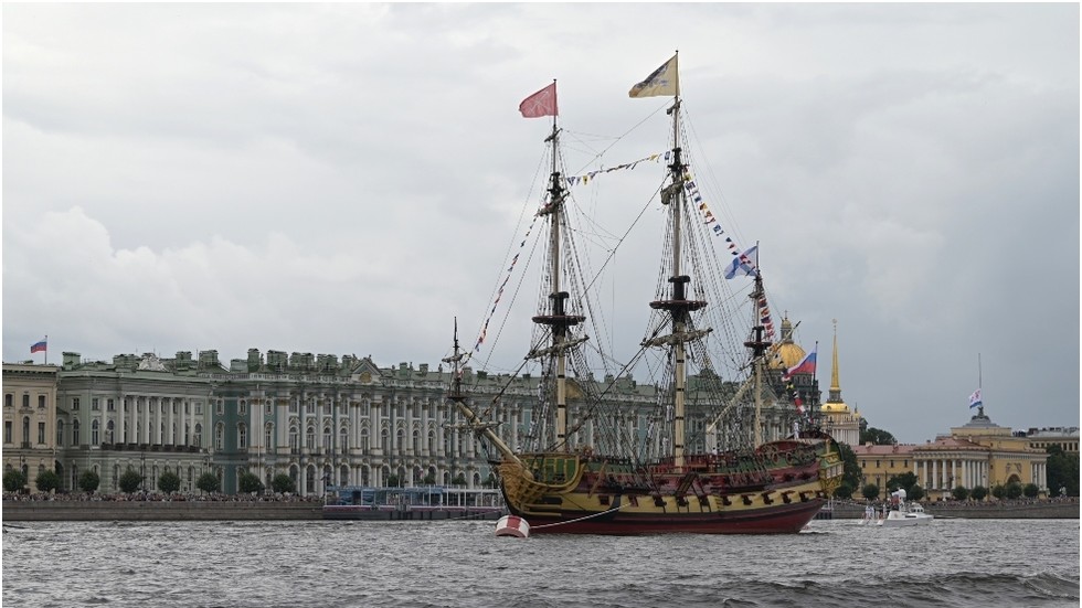Historic and modern boats on display at Russia’s Navy Day (PHOTOS) — RT ...