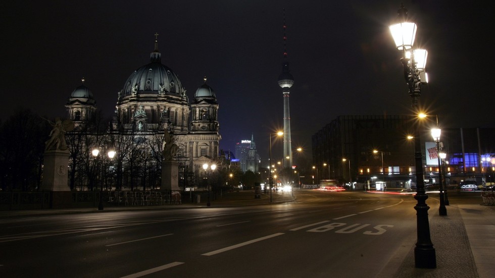 Berlin turning off city lights to save energy — RT World News