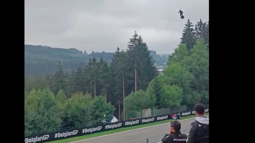 Fans in shock as man flies above F1 track on flyboarder (VIDEO) — RT ...