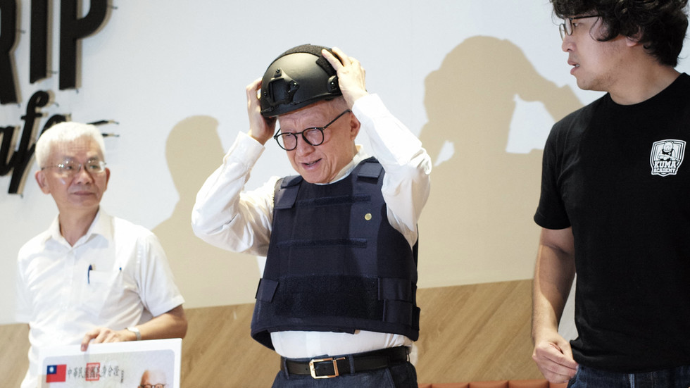 Taiwan chip magnate to fund ‘warriors’ against China — RT World News