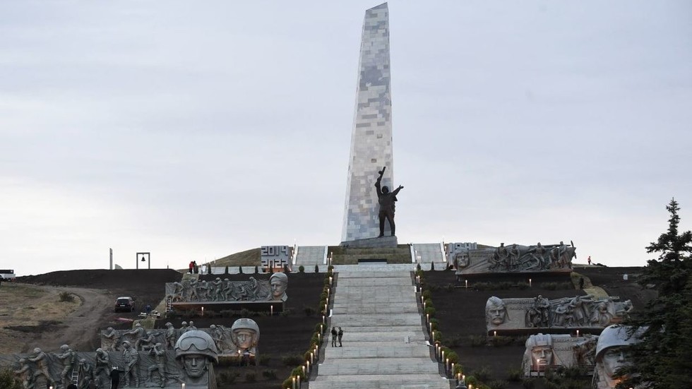 Putin salutes restoration of WWII monument in Donbass — RT Russia ...