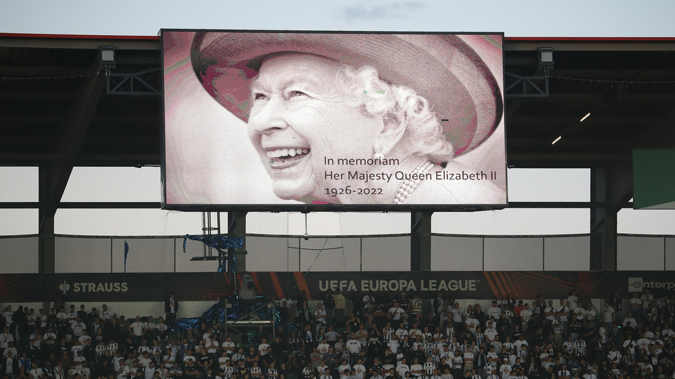 Irish football fans criticized for Queen Elizabeth chants — RT Sport News