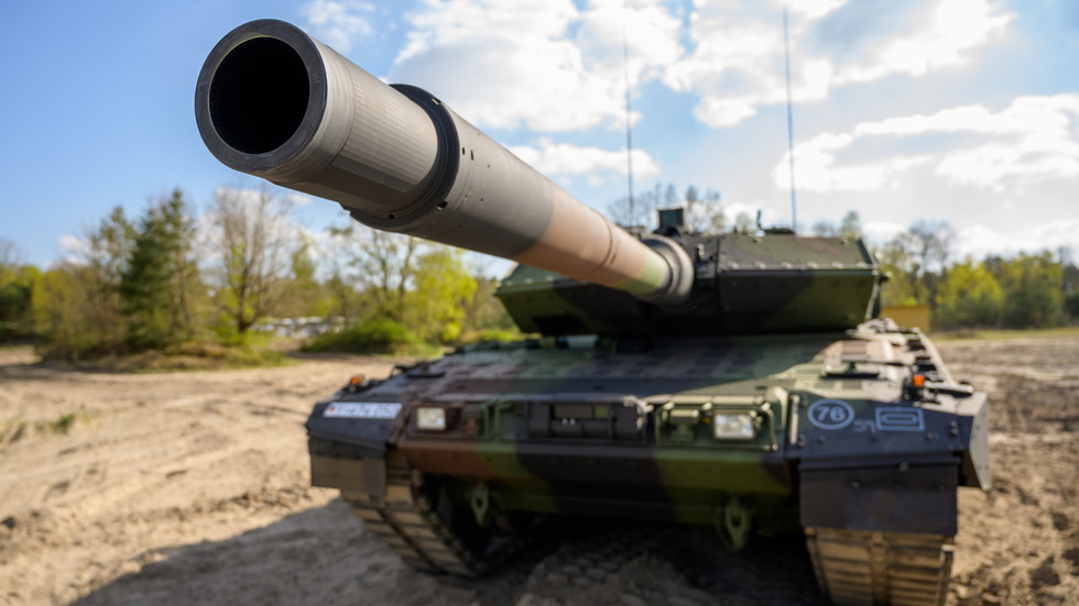 Germany refuses to give battle tanks to Ukraine — RT World News