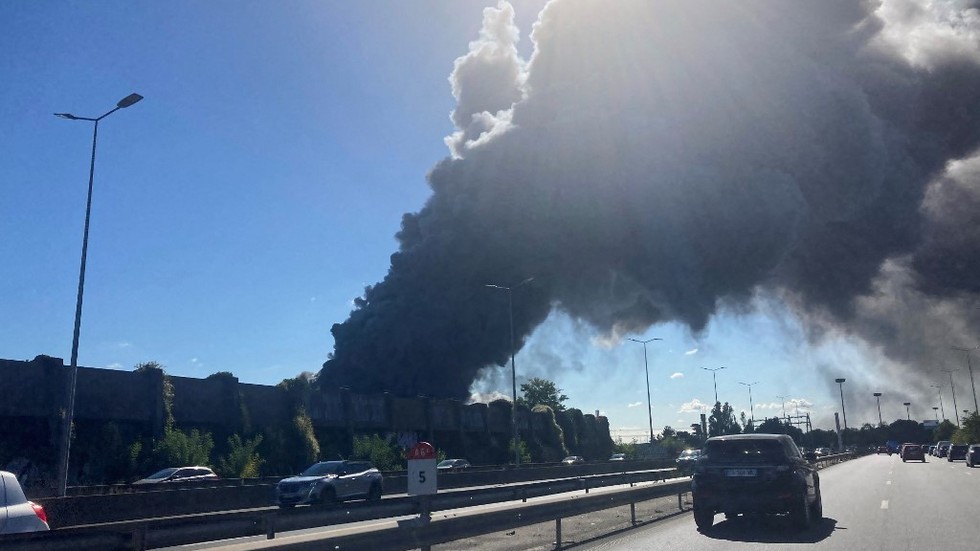 Smoke blackens sky over Paris (VIDEOS) — RT World News