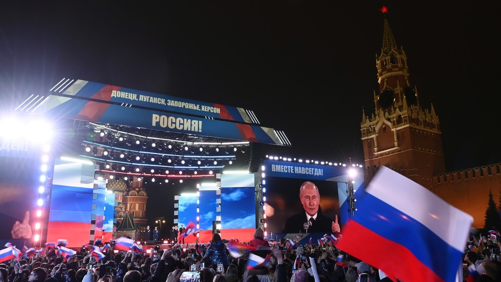 Putin speaks to massive crowd celebrating new territories — RT Russia ...