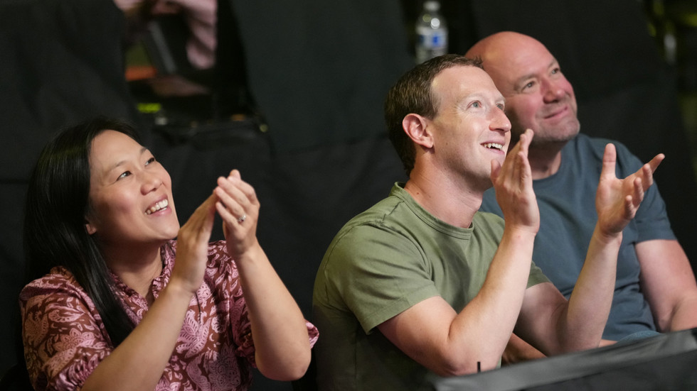 Zuckerbergs criticized for enjoying UFC event in private (VIDEO) — RT ...