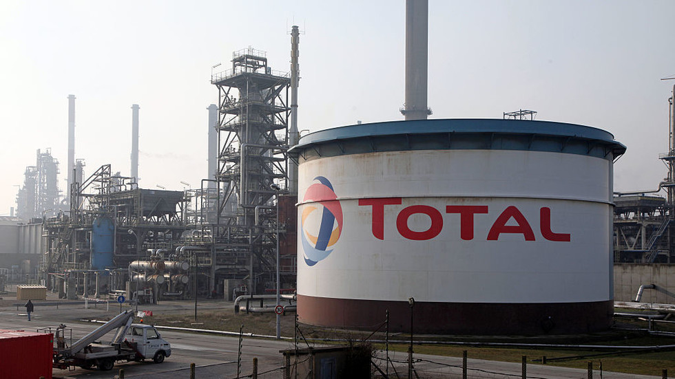 Strikes halt French refineries — RT Business News