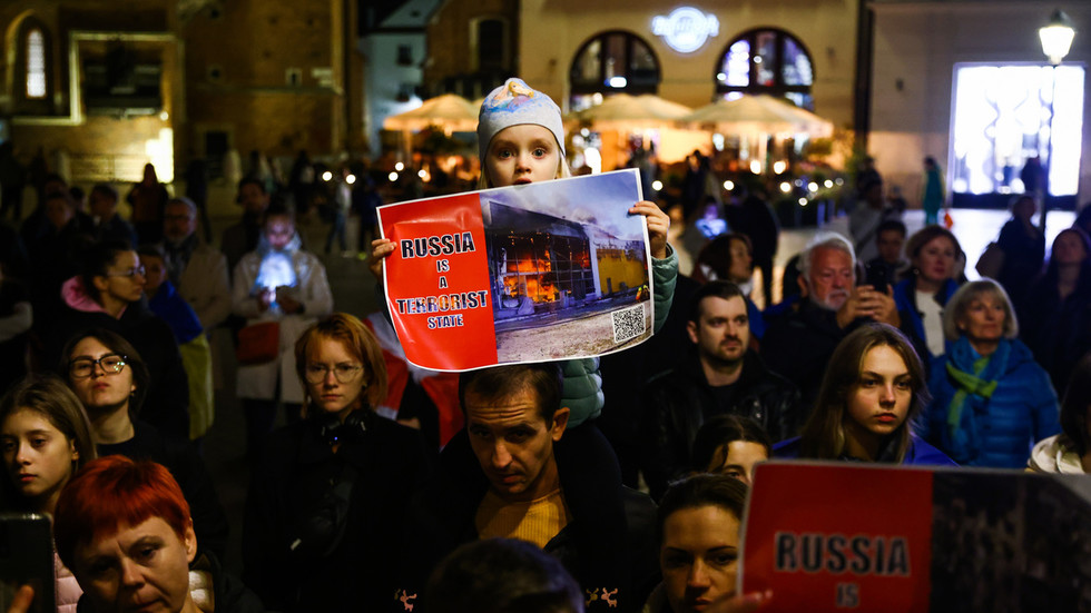 Poland urges citizens to leave Belarus — RT World News