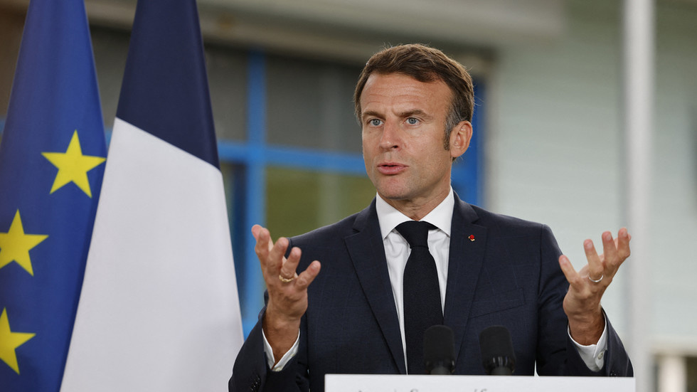 Macron urges Putin to ‘return to the table’ on Ukraine — RT World News