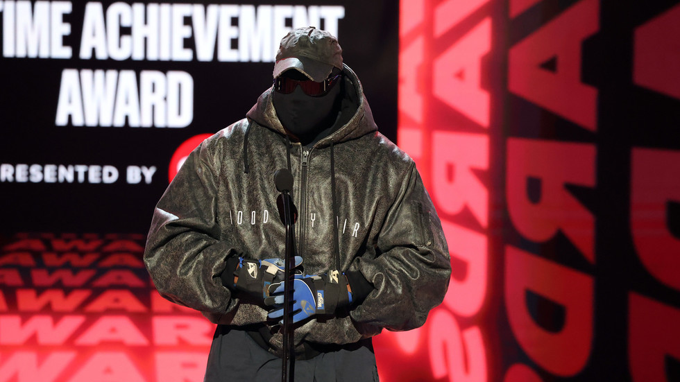 Kanye West eyes buying conservative-linked Parler — RT World News