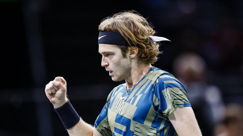 Rublev edges past Medvedev in ATP Finals thriller (VIDEO) — RT Sport News