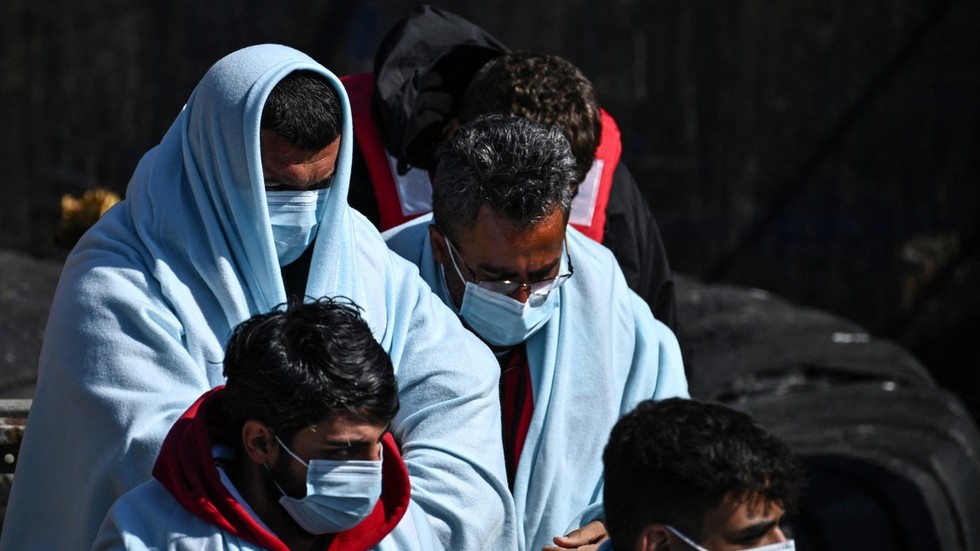 UK to reconsider distribution of migrants — RT World News