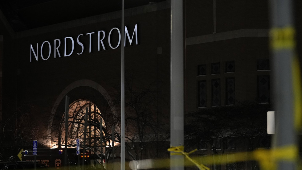 Shooting forces Mall of America into another lockdown — RT World News