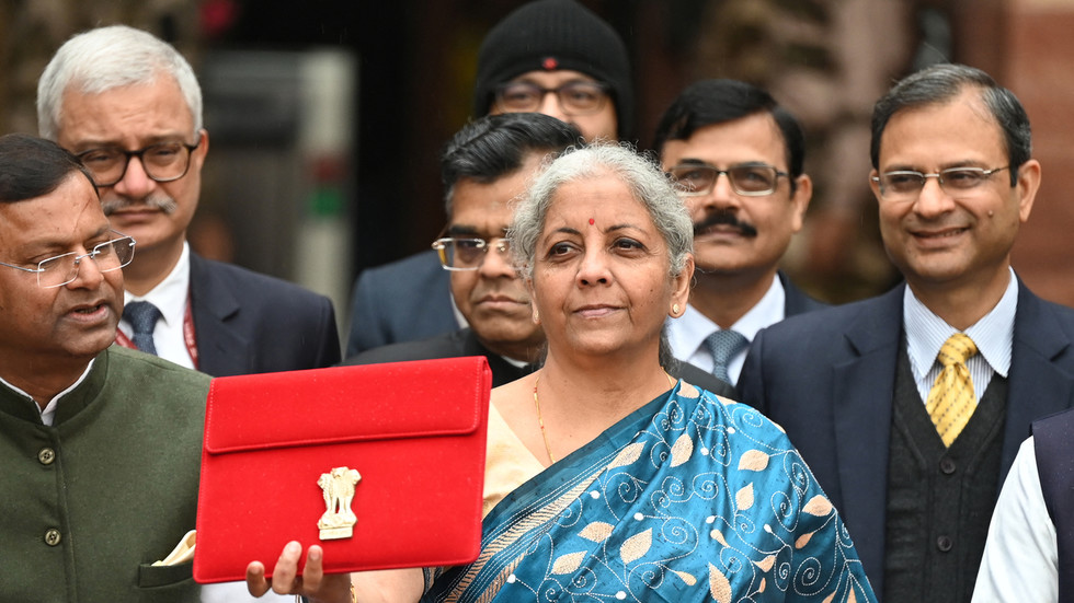 Modi government ramps up spending before Indian election — RT India