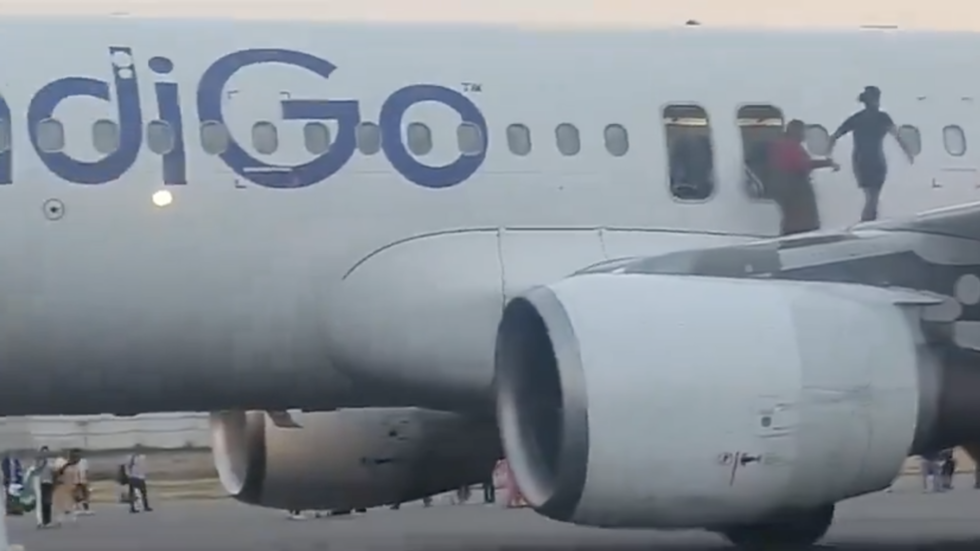 ‘Bomb note’ triggers panic on Indian plane — RT India