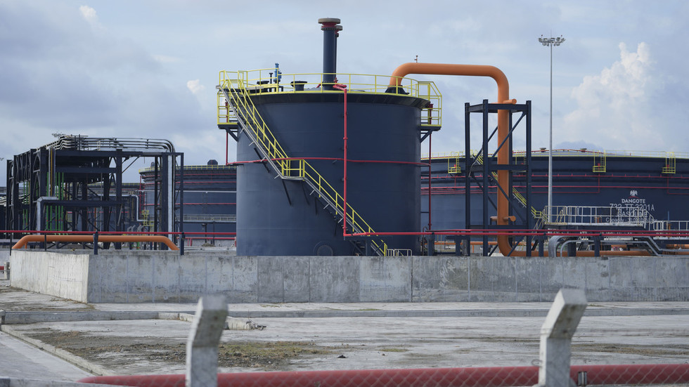 Africa’s largest oil refinery seeking crude from Libya – Reuters — RT ...