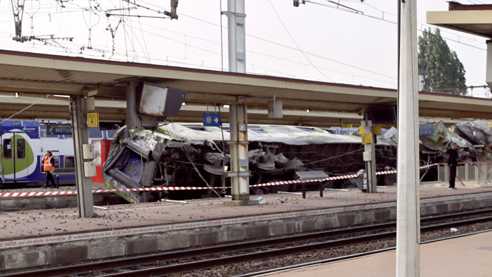 At least 6 dead, 30 injured after train derails near Paris (PHOTOS ...