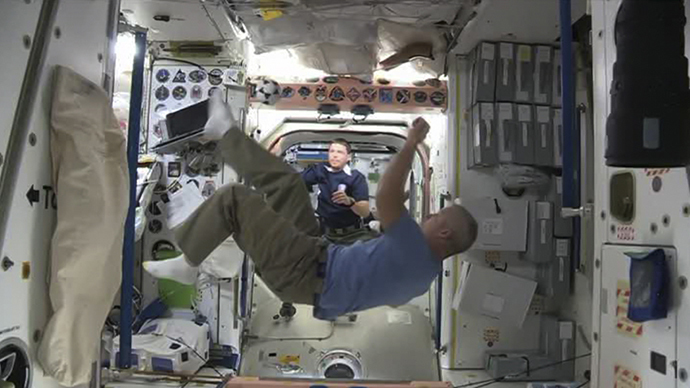 Zero-gravity football: Astronauts have kick-about on ISS (VIDEO) — RT ...
