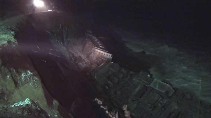 Train derails, falls onto shoreline in Russia's Sakhalin (VIDEO) — RT ...
