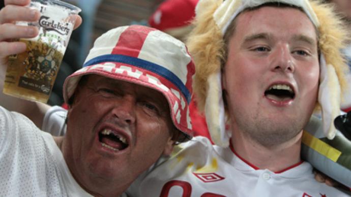 All aboard! London’s Euro 2012 fans ride ‘booze bus’ — RT World News