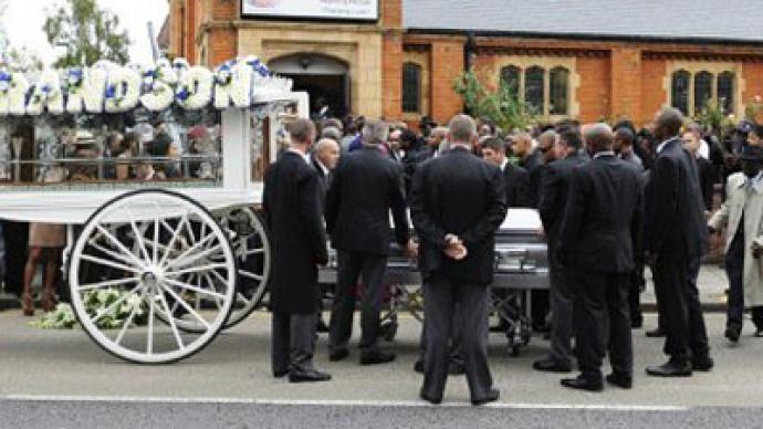 Funeral held of man whose death triggered UK riots — RT World News
