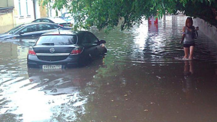 Freak storm batters Moscow, cars swamped by floods (VIDEO) — RT World News
