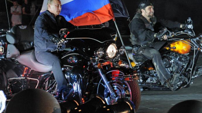 Putin rides into bike show on Harley — RT World News