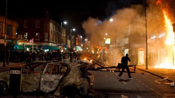 London on fire: police shooting ignites riot — RT World News