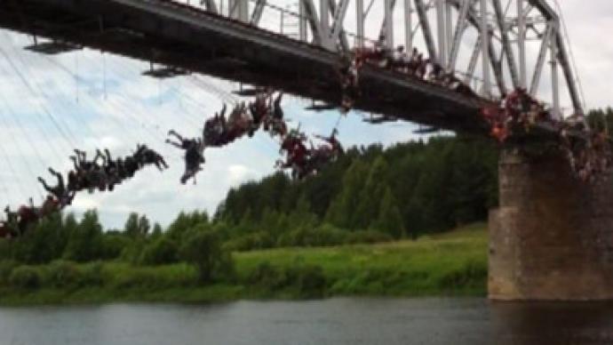 Crazy Russian rope jumping: 133 people in record joint stunt (VIDEO ...