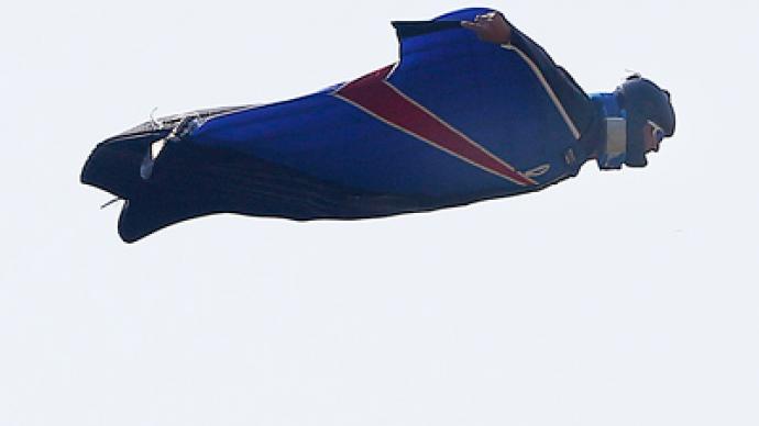 Stuntman becomes first ever to survive 2,400-foot free fall (VIDEO ...