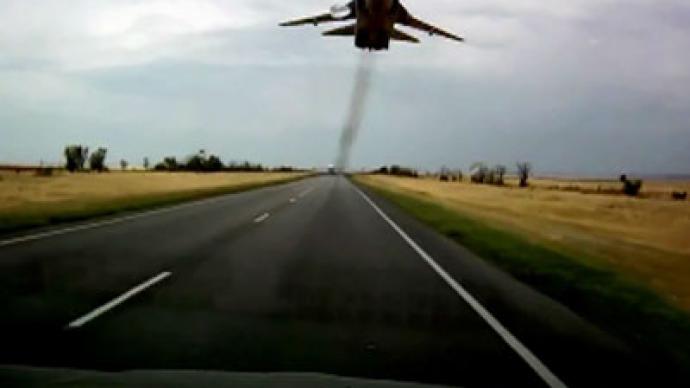 Aces low: Russian fighter jet buzzes highway drivers (VIDEO) — RT World ...