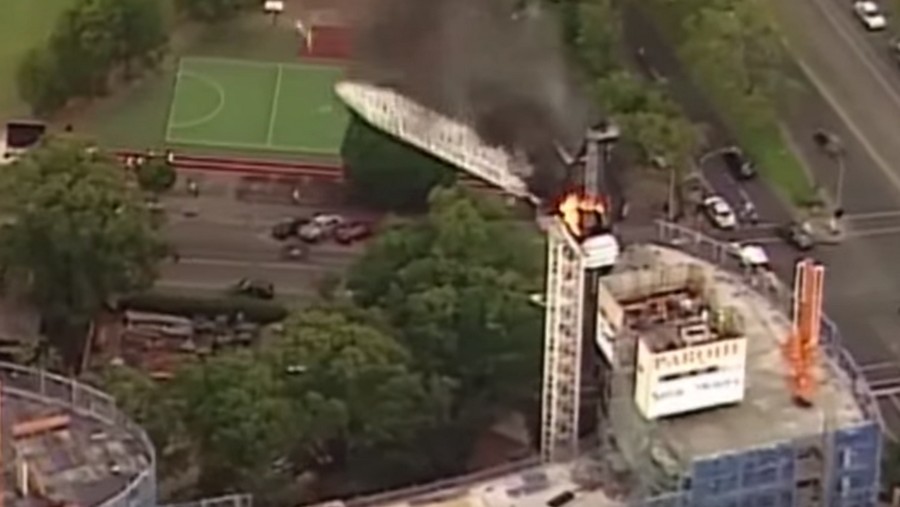 Chute épique d’une grue enflammée à Melbourne — RT en français