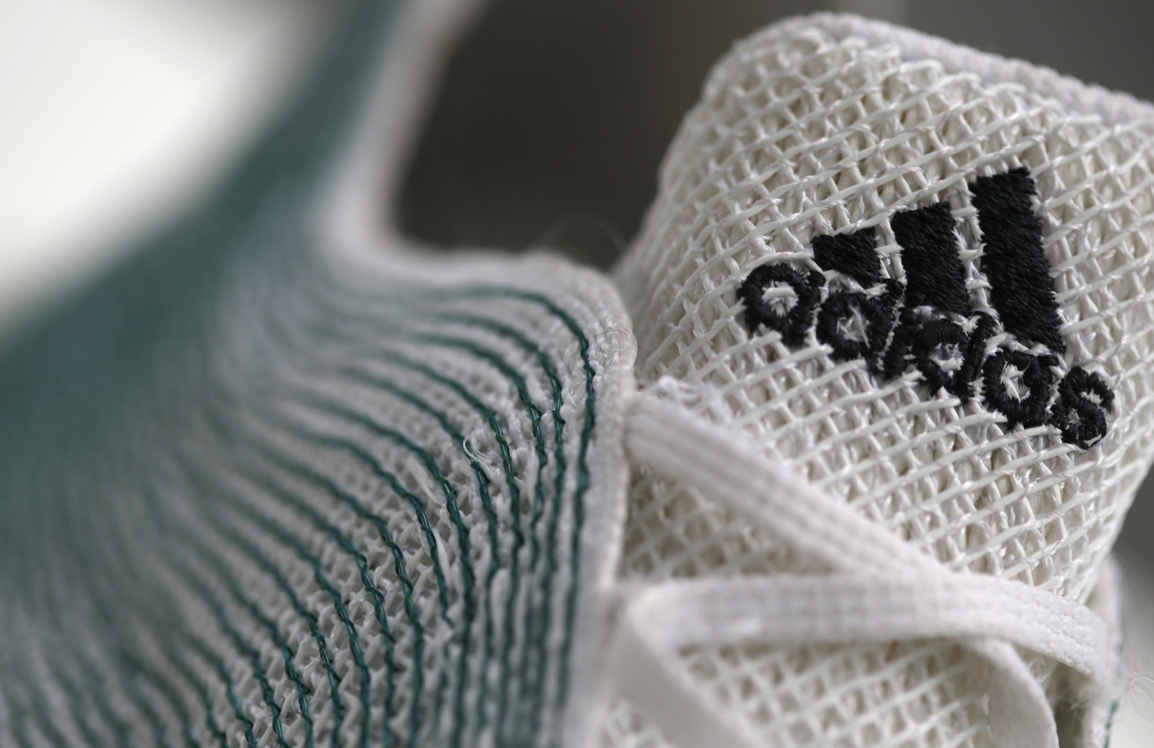 Adidas revient en Allemagne fabriquer ses baskets avec des robots ...