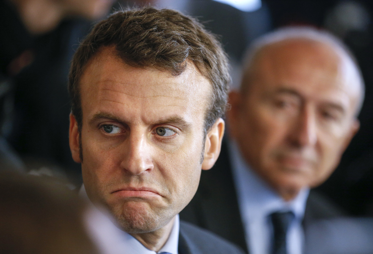 Emmanuel Macron, bousculé, reçoit des oeufs sur la tête lors d'une ...