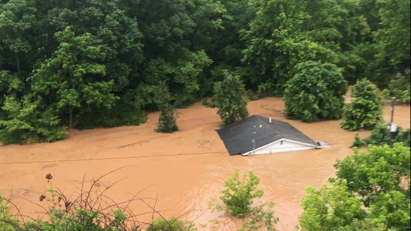 Inondation aux USA : 14 morts, des centaines de personnes piégées dans ...