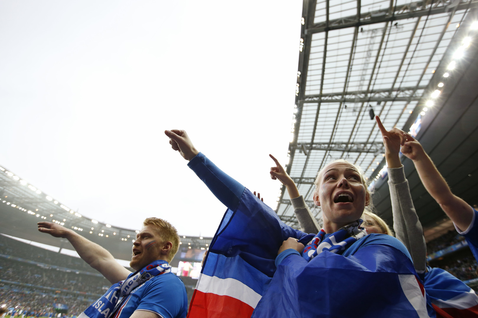 Fan zone à Paris pendant le match France-Islande — RT en français
