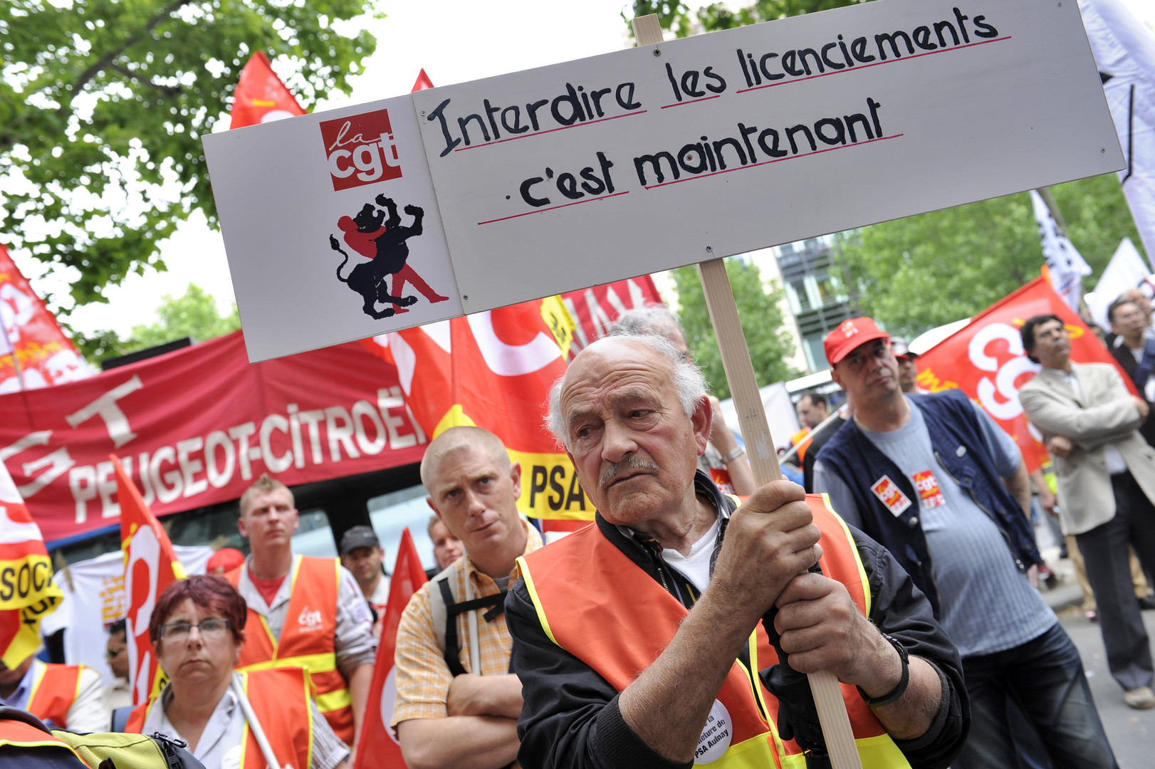 Automobile : la CGT dénonce le «scandale» des 2 000 suppressions de ...