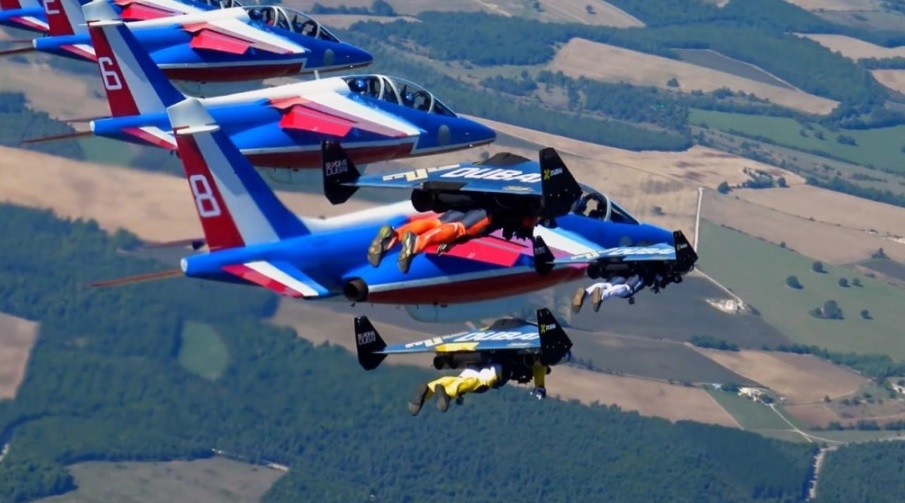 Yves Rossy, alias Jetman, vole en formation avec la patrouille de ...