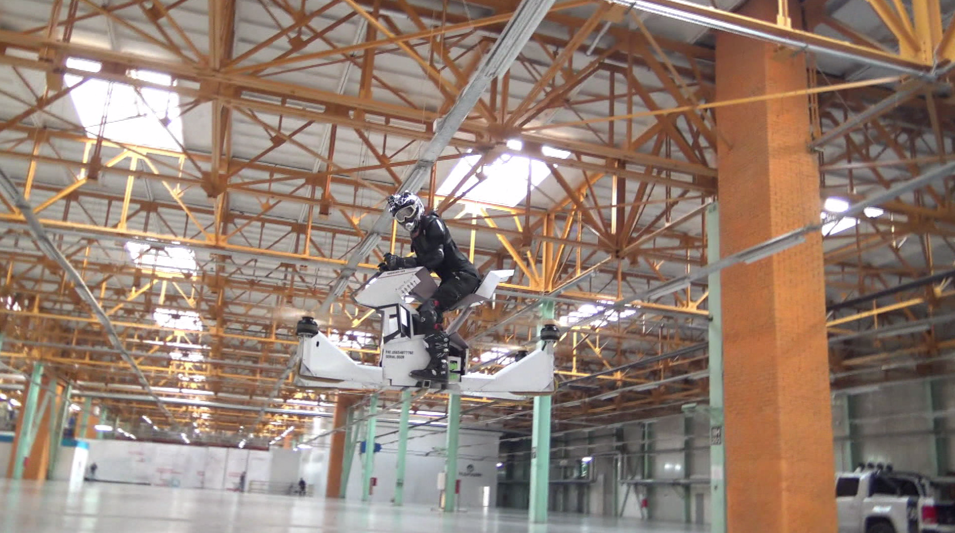 Les hoverboards ne sont plus à la mode, place aux motos volantes ...