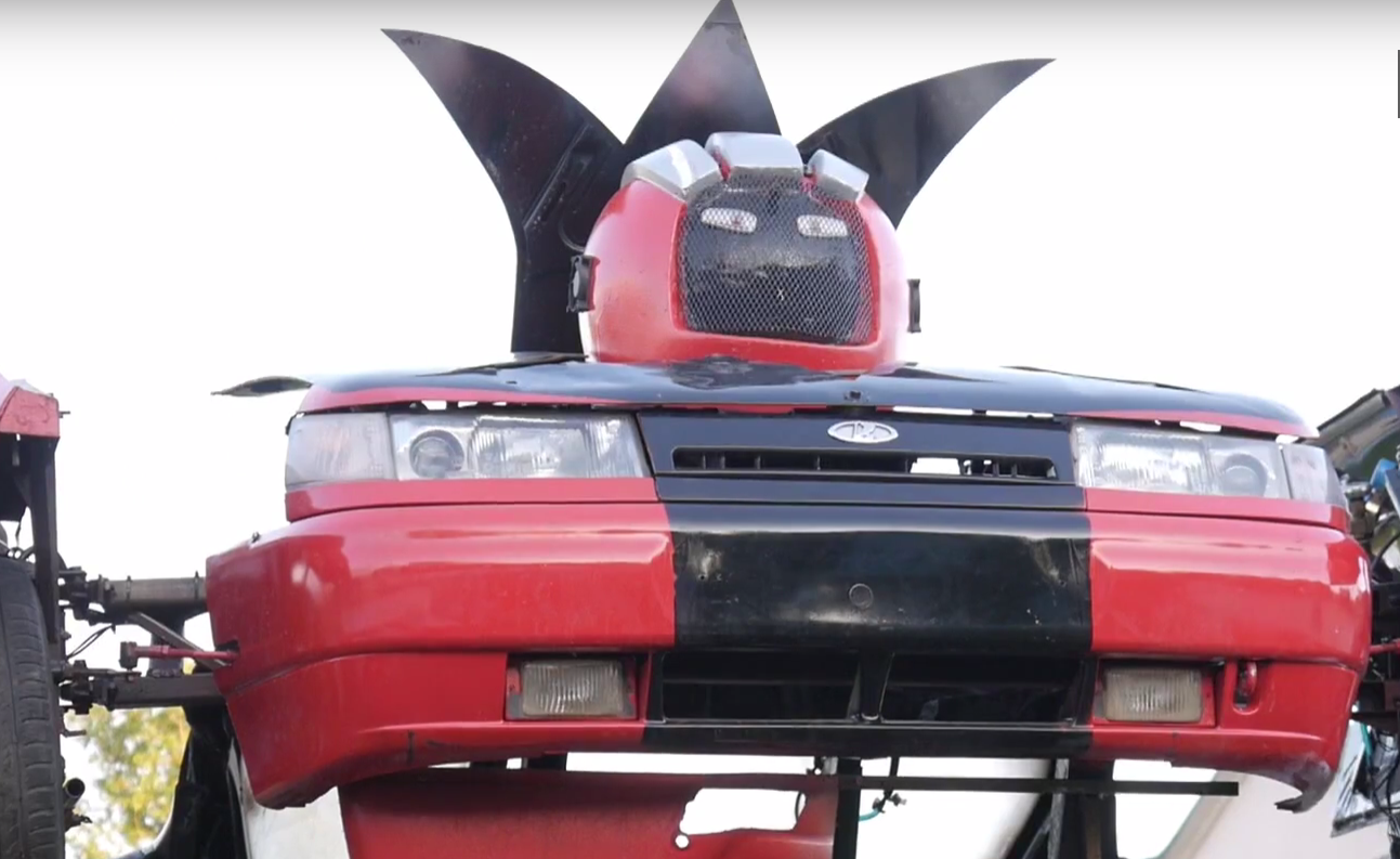Transformer russe : une Lada se transforme en robot armé ! (VIDEO) — RT ...