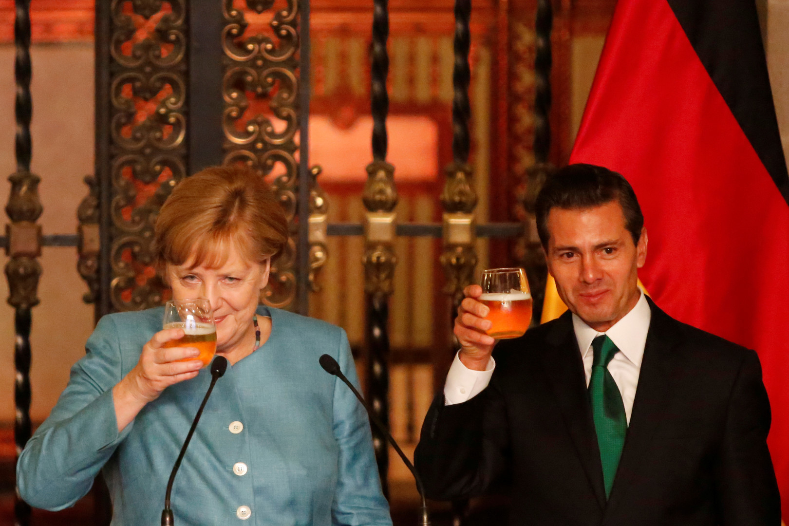 Salud ou prost ? Angela Merkel et le président mexicain trinquent... à ...