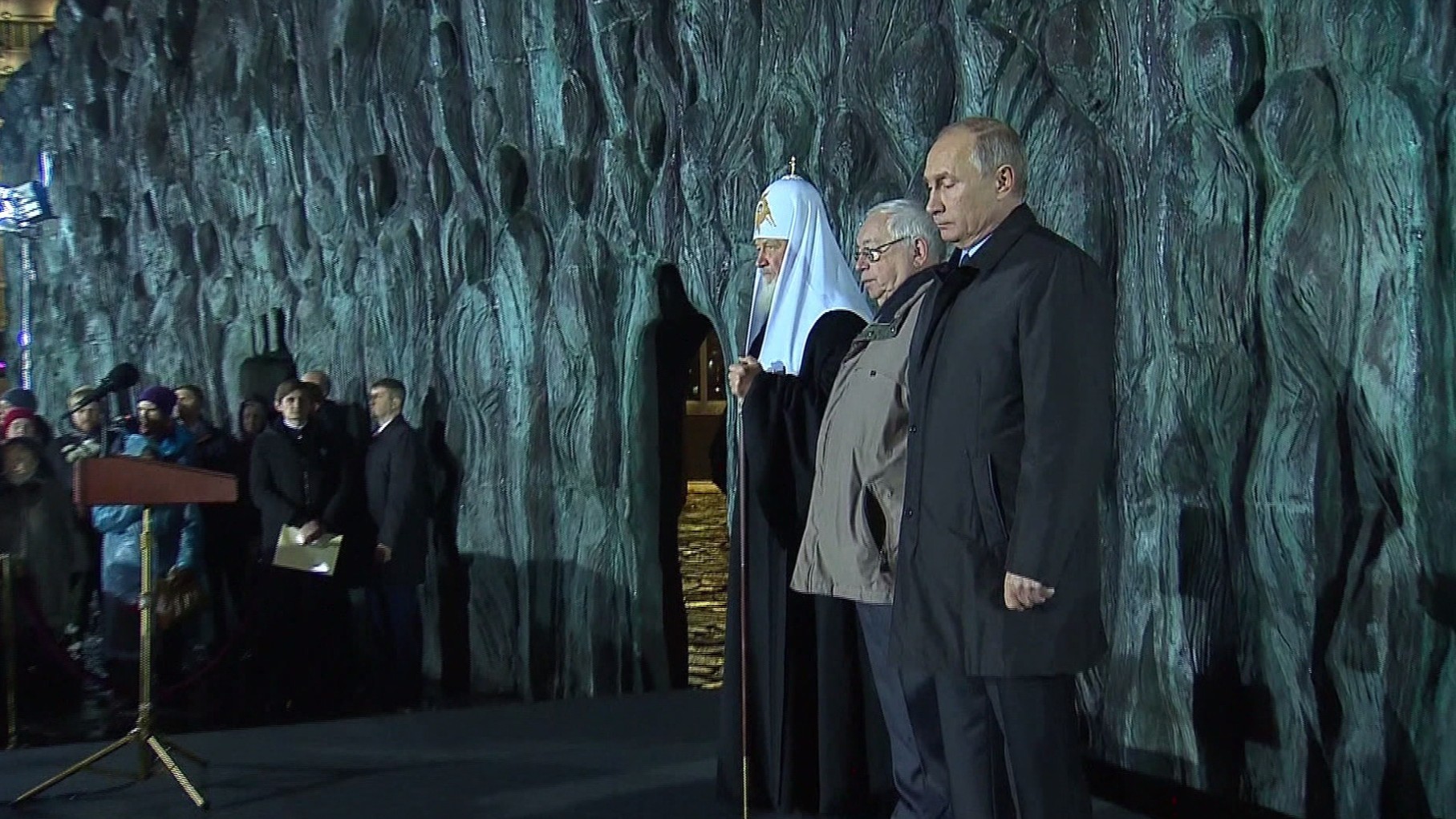 Vladimir Poutine inaugure un mémorial aux victimes des répressions ...
